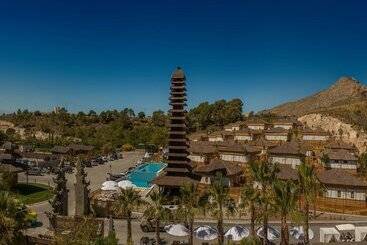 Magic Natura Animal, Waterpark & Polynesian Lodge Resort - Destinia