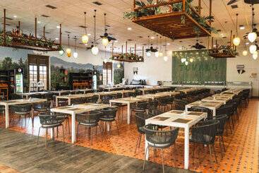 Magic Natura Animal, Waterpark & Polynesian Lodge Resort - Destinia