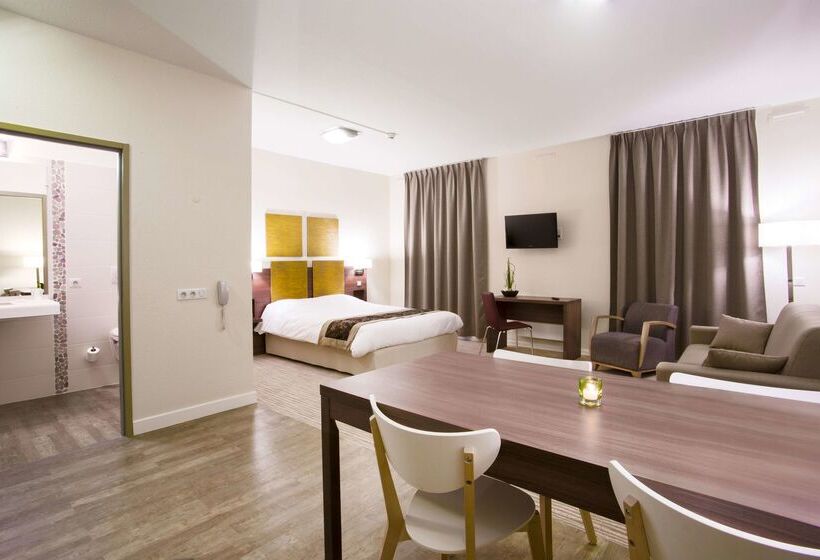 Kyriad Chambéry Centre Hôtel Et Résidence - Chambéry