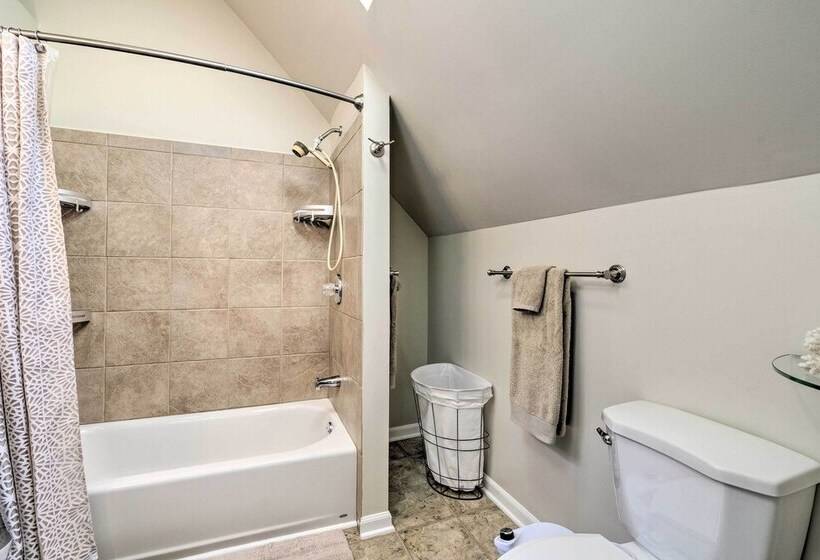 Rochester House W/ Fire Pit, Grill & Patio! en Greece | Destinia