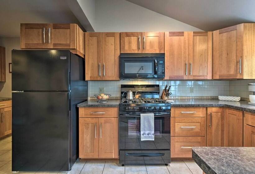 Rochester House W/ Fire Pit, Grill & Patio! en Greece | Destinia