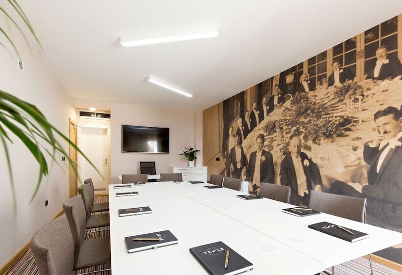 Tesla Smart Stay, hotel en Belgrado - Nautalia Viajes